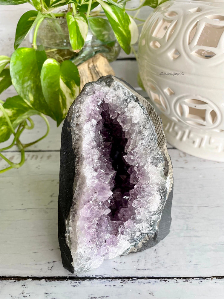 Divination with Quartz Geodes – MoonstoneGypsyAU